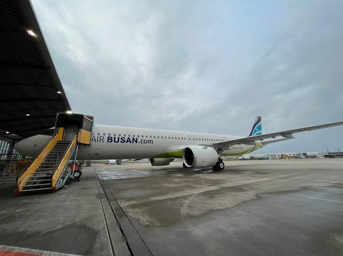 SMBC Aviation Capital :: SMBC Aviation Capital delivers Airbus A321 aircraft to Air Busan